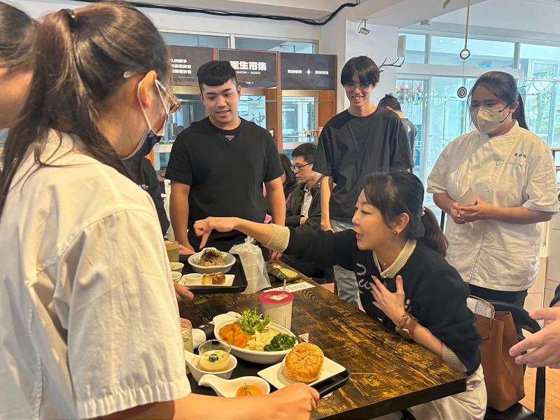 【容傳媒】燕巢芭樂航空餐！樹德學子扮演「黑白大廚」打造國際餐桌