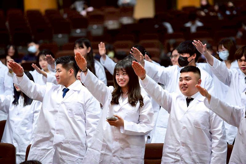 【容傳媒】檢驗力MAX！中臺科大醫檢系授袍象徵新世代走向專業前線