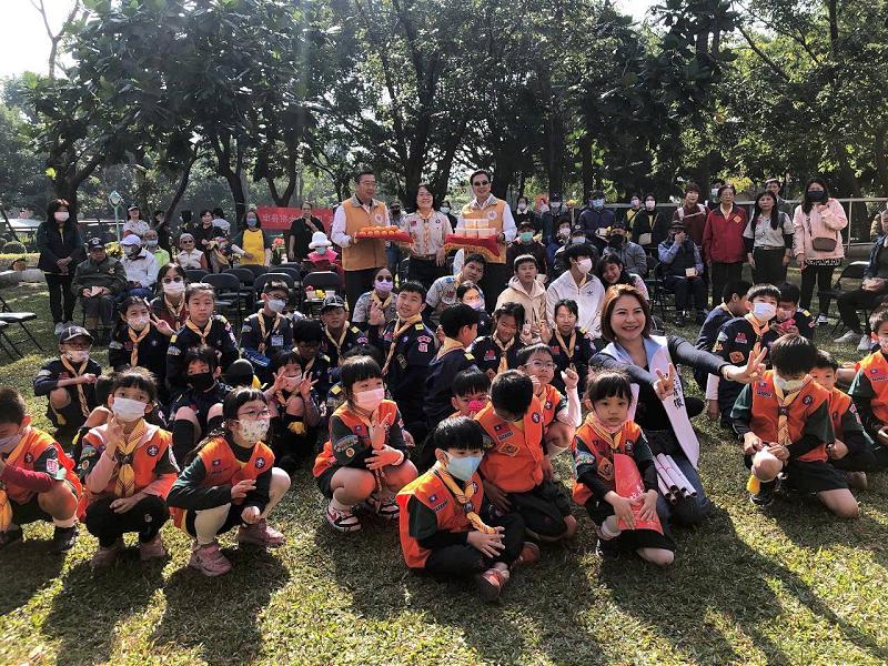 【容傳媒】南屏佛光童軍團歲末寒冬送暖高雄榮家 臘八粥暖胃又暖心