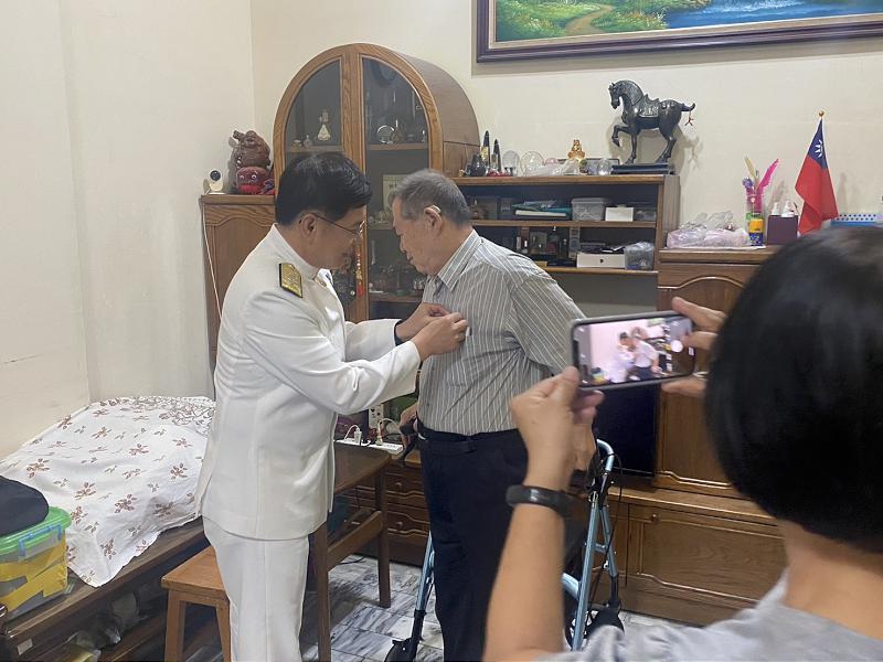 【容傳媒】榮民郭燕潁獲頒保衛臺灣紀念章 迎來榮耀