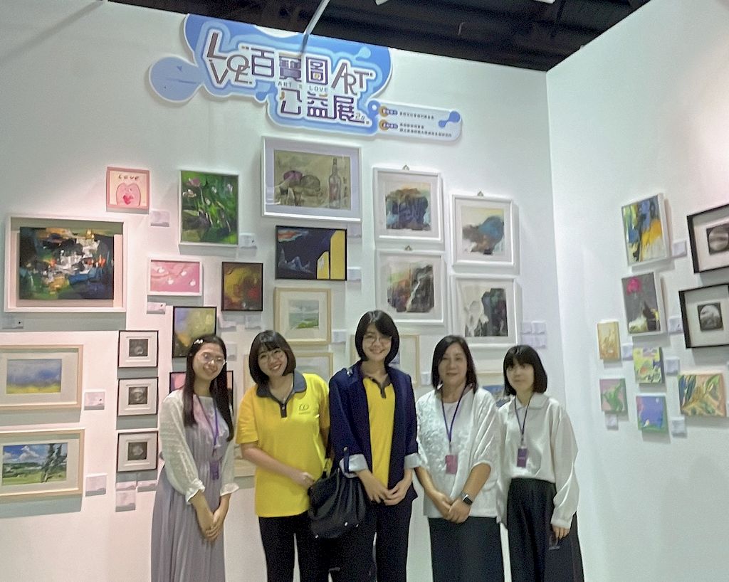 【視點新聞網】高師大美術系結合高雄藝術展 作品展售捐贈公益深獲好評葉璟頤報導
